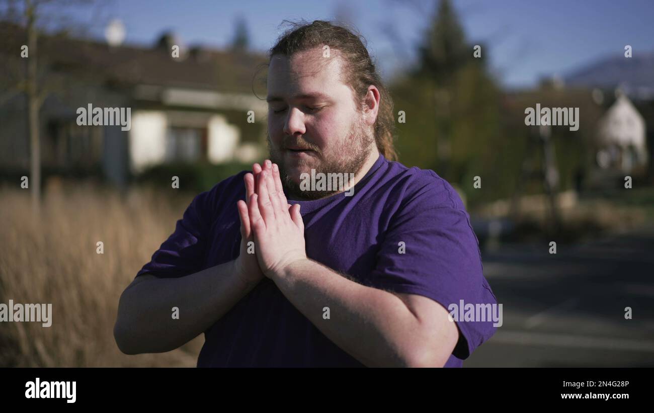 Man looking sky feeling hopeful hi-res stock photography and images - Alamy