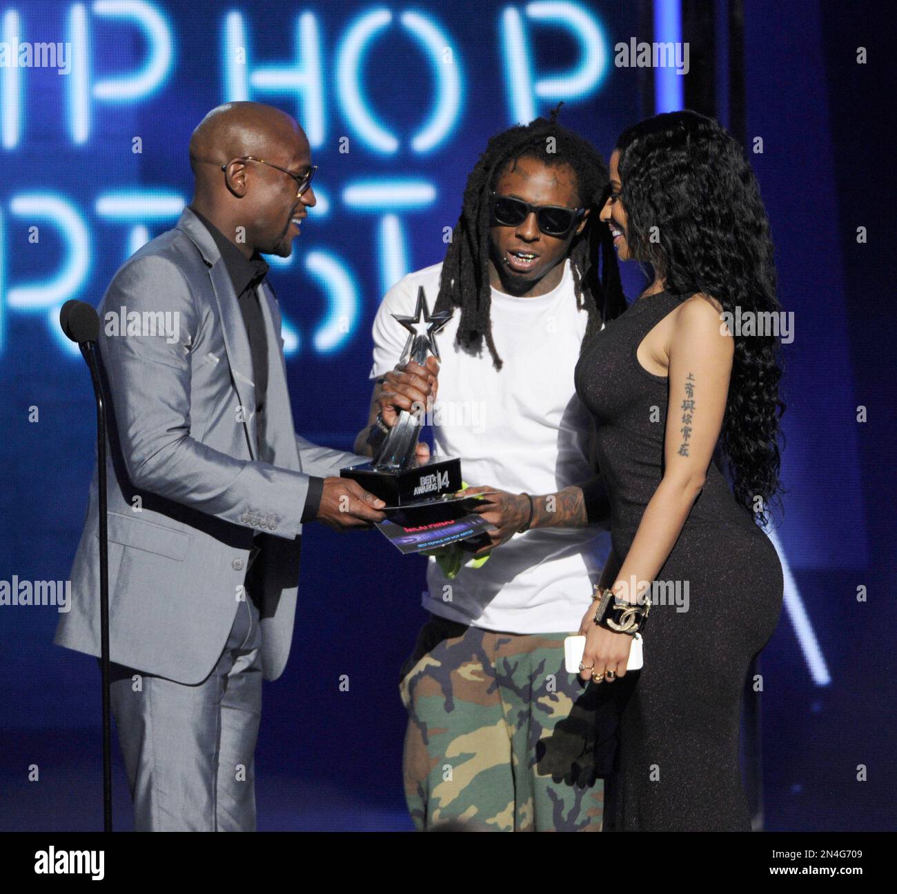 Floyd Mayweather Jr., and from left, Lil' Wayne present the award for ...