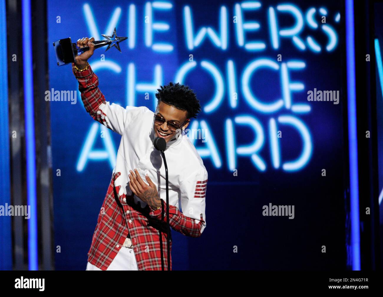 August Alsina accepts the viewers choice award for “I Luv This ...