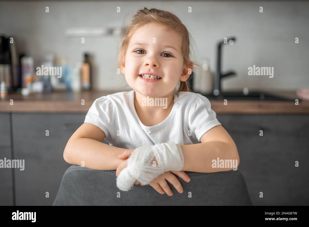 Little girl with broken finger at the doctor's appointment in the ...
