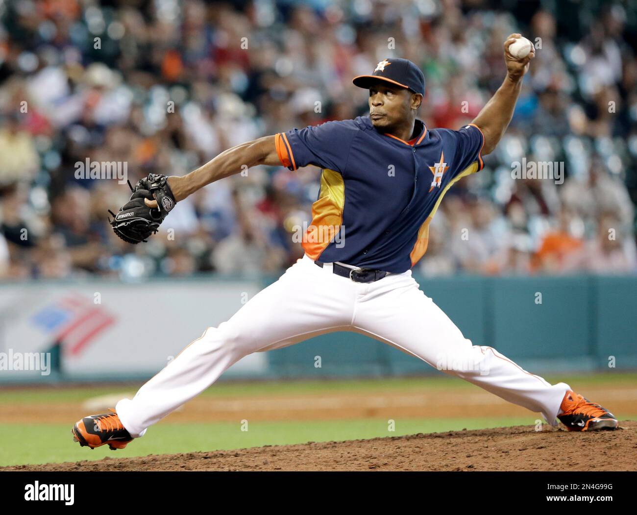 Houston Astros closer Tony Sipp delivers a pitch against the Detroit ...