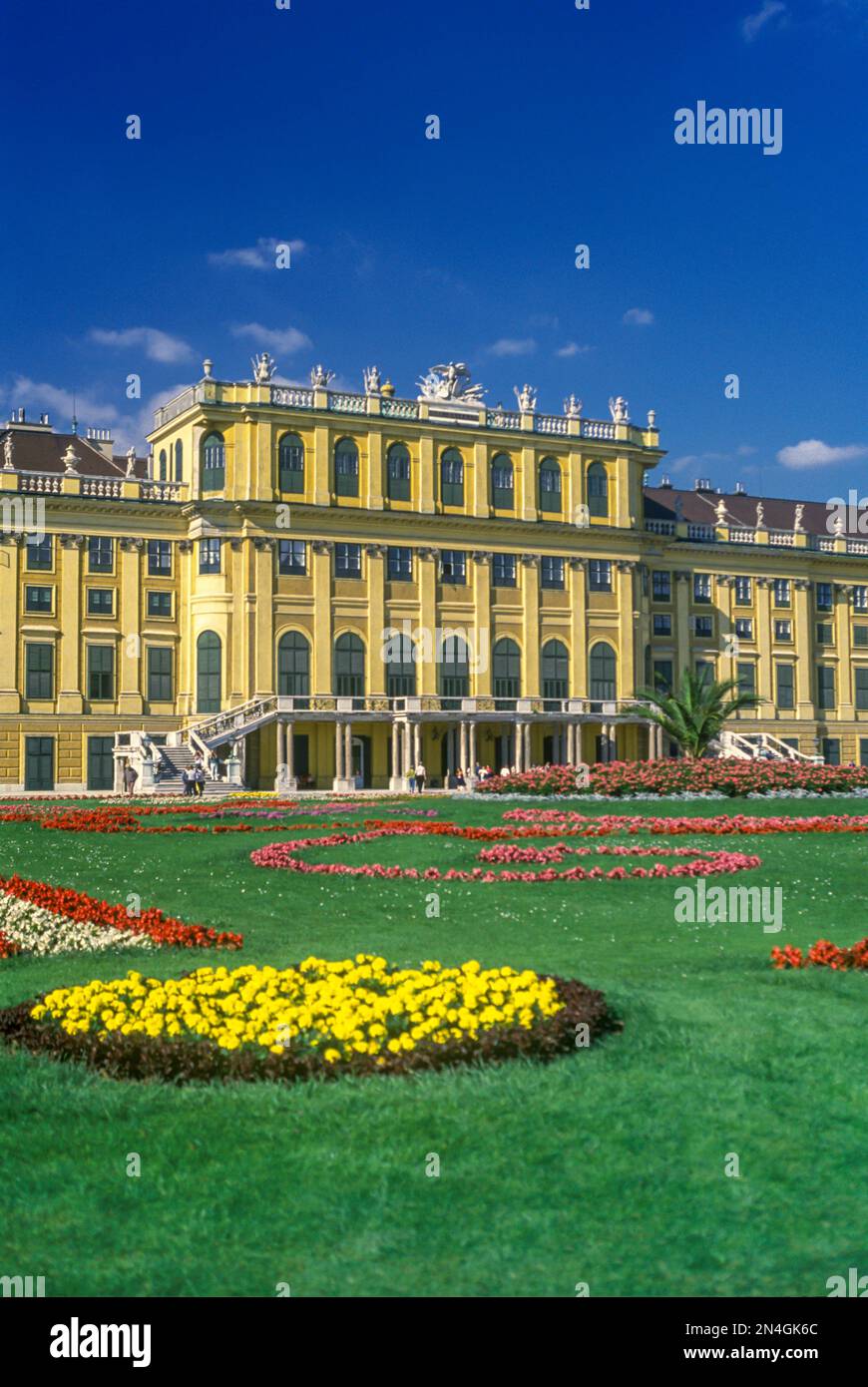 Palace formal gardens hi-res stock photography and images - Alamy