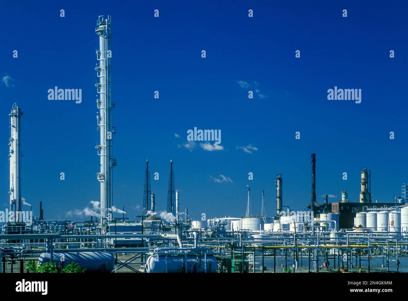 CRACKING TOWER OIL REFINERY Stock Photo - Alamy