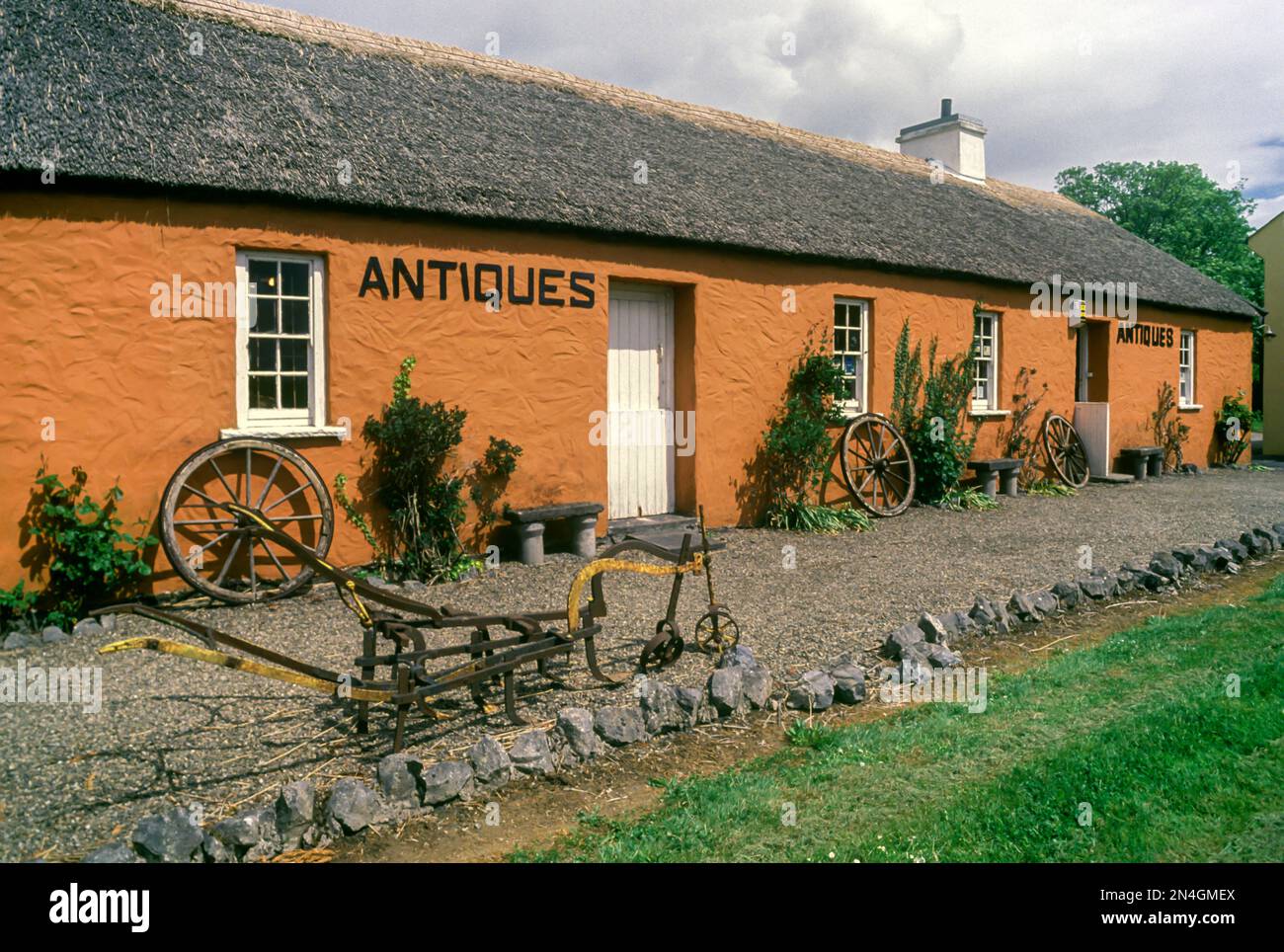THATCHED COTTAGE BUNRATTY COUNTY CLARE IRELAND Stock Photo - Alamy