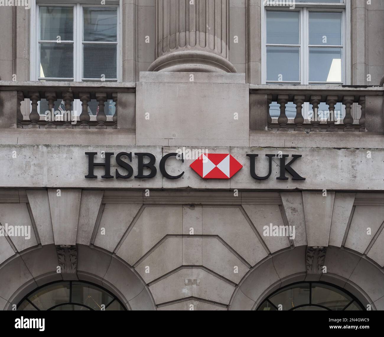Hsbc bank front hi-res stock photography and images - Alamy