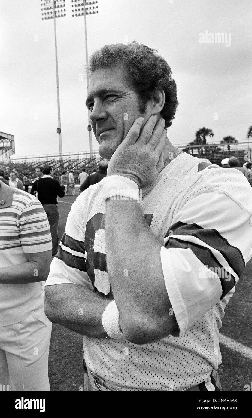 Dallas Cowboys tight end Jackie Smith, a 16-year veteran, seems to be ...