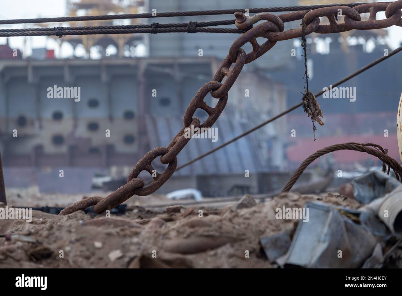 Huge ship chain hi-res stock photography and images - Alamy