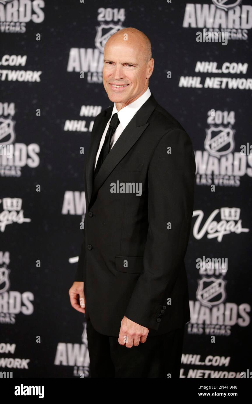 Former NHL player Mark Messier poses on the red carpet before the NHL ...