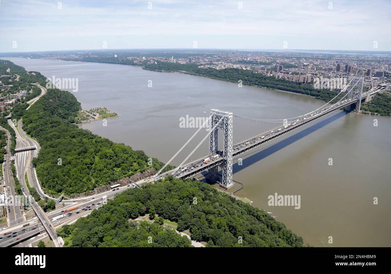 The George Washington bridge spans the Hudson River between New Jersey ...