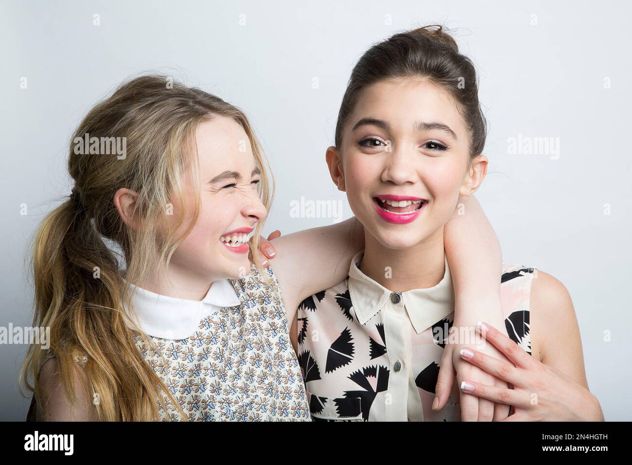Selfie Von Rowan Blanchard Und Sabrina Carpenter Take On The World
