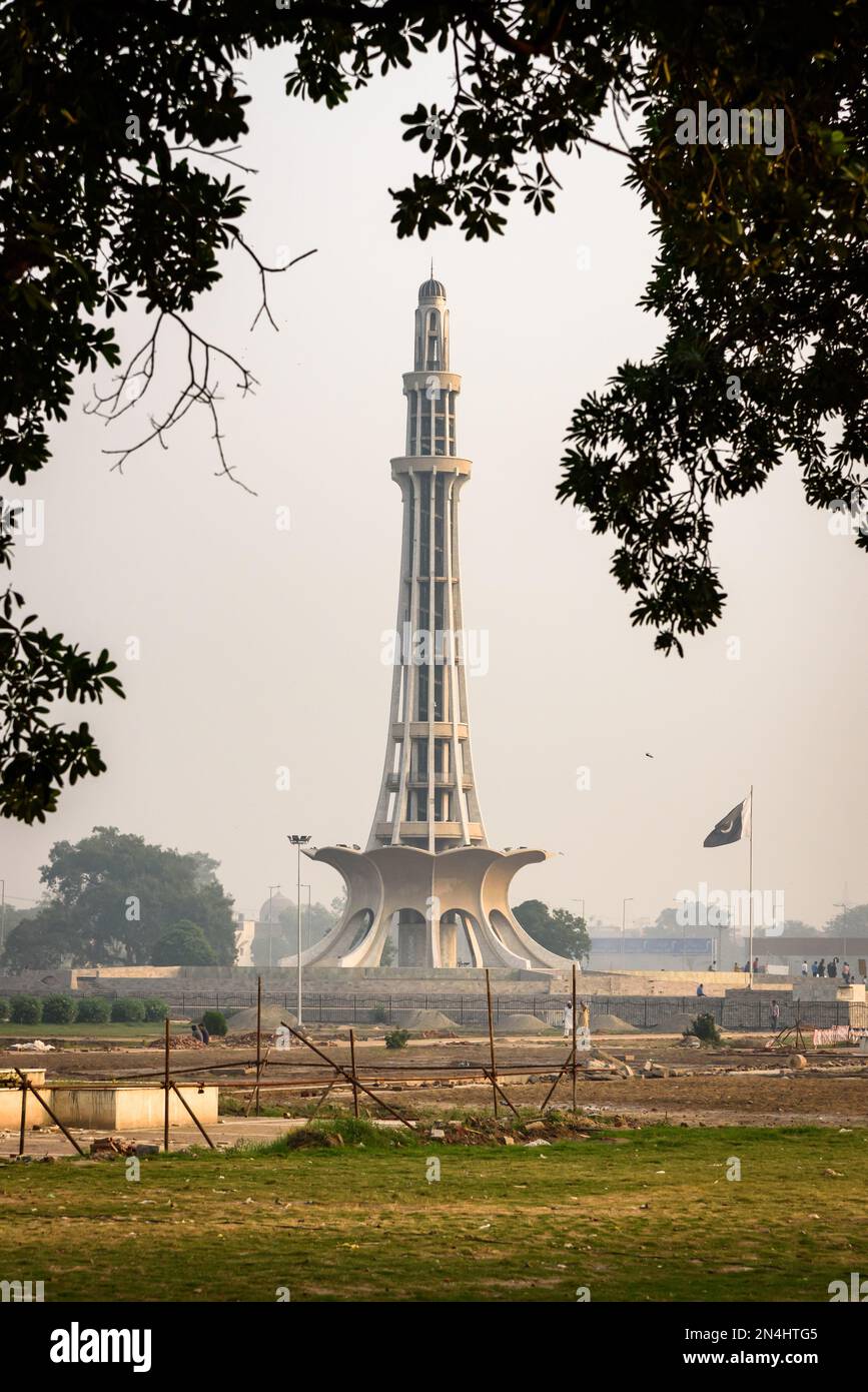 Minar-e-Pakistan is the national emblem of Pakistan in Lahore Punjab ...