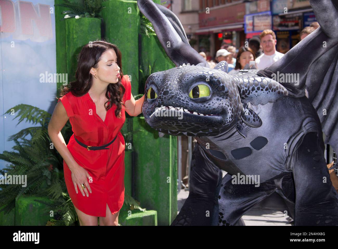 Emma Miller kisses Toothless the dragon, for the UK Gala Screening of ...