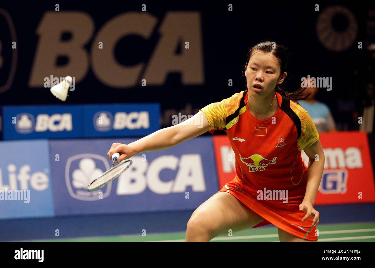 China's Li Xuerui returns the shuttlecock to Thailand’s Ratchanok ...