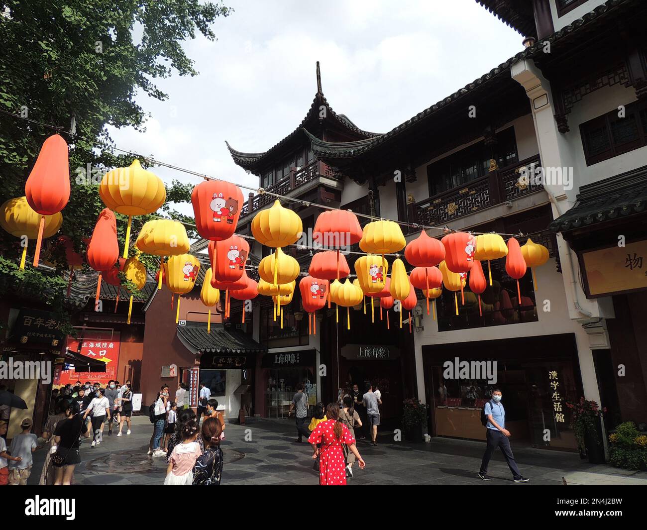 The Yu Gardena in Huang Pu District in Shanghai, China Stock Photo - Alamy