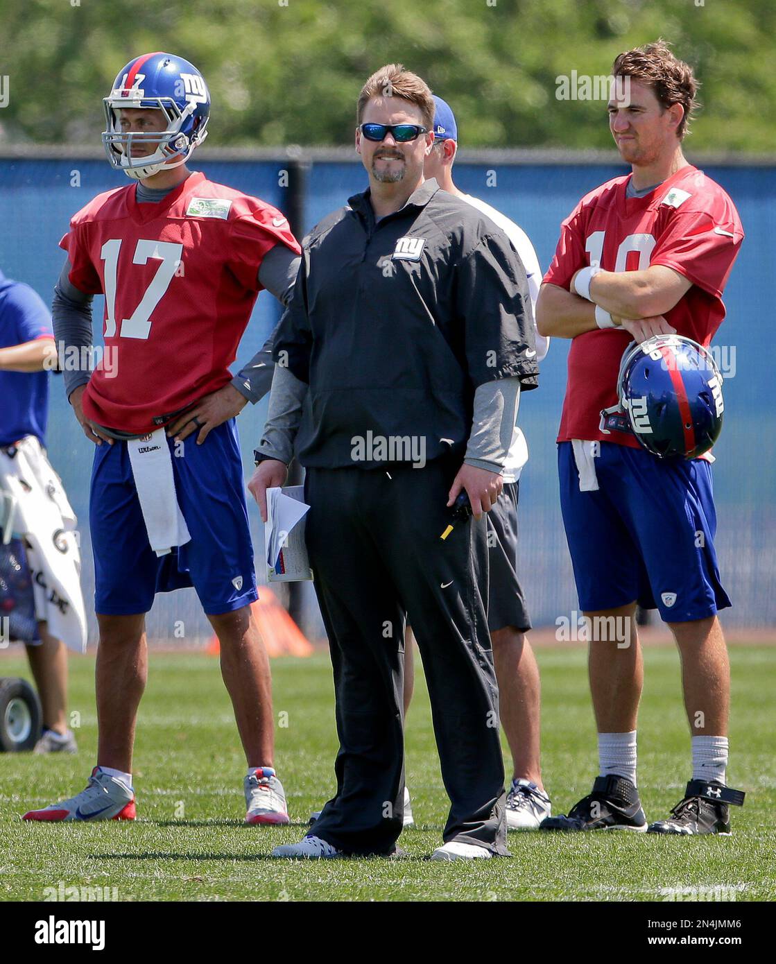 New York Giants offensive coordinator Ben McAdoo, center, watches ...