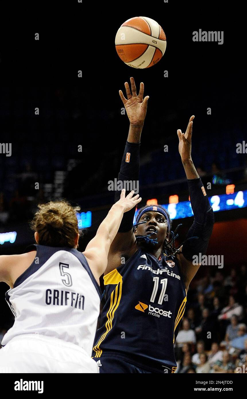 Indian Fever’s Lynetta Kizer, right, shoots over Connecticut Sun’s ...
