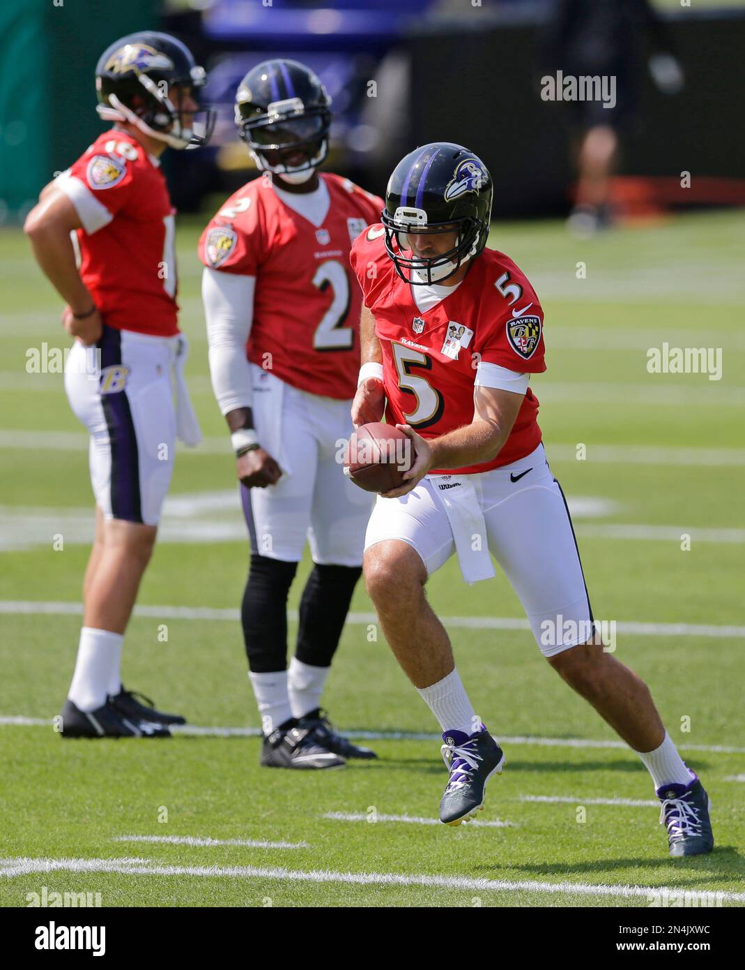 Baltimore Ravens quarterback Joe Flacco (5) runs a drill as teammates ...