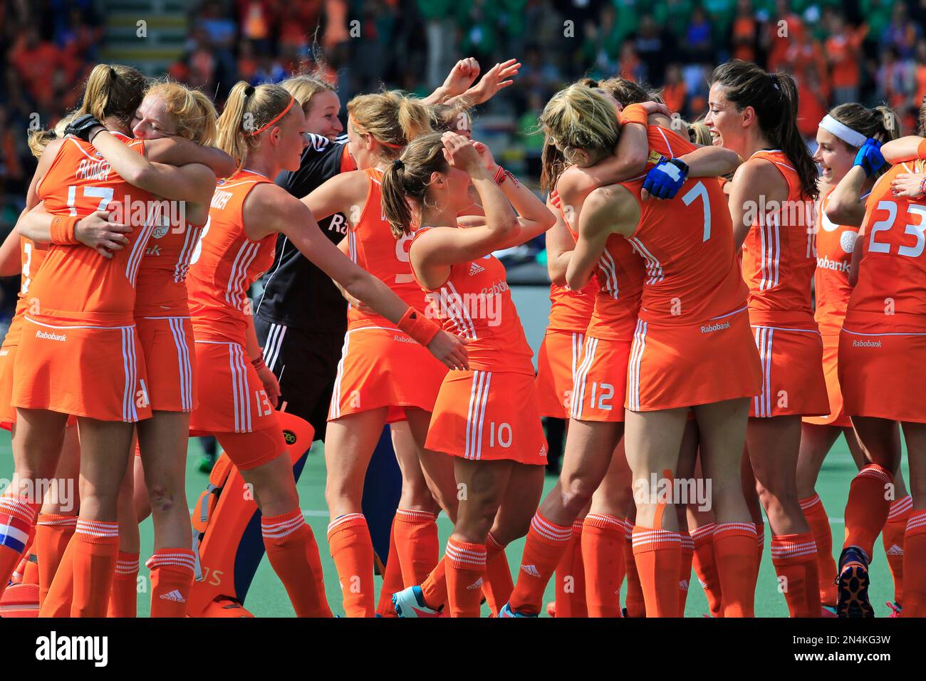Dutch players celebrate winning the gold medal after defeating ...
