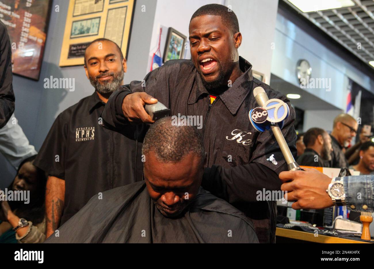 Kevin Hart makes a appearance at the famous Hyde Park Hair Salon (where ...