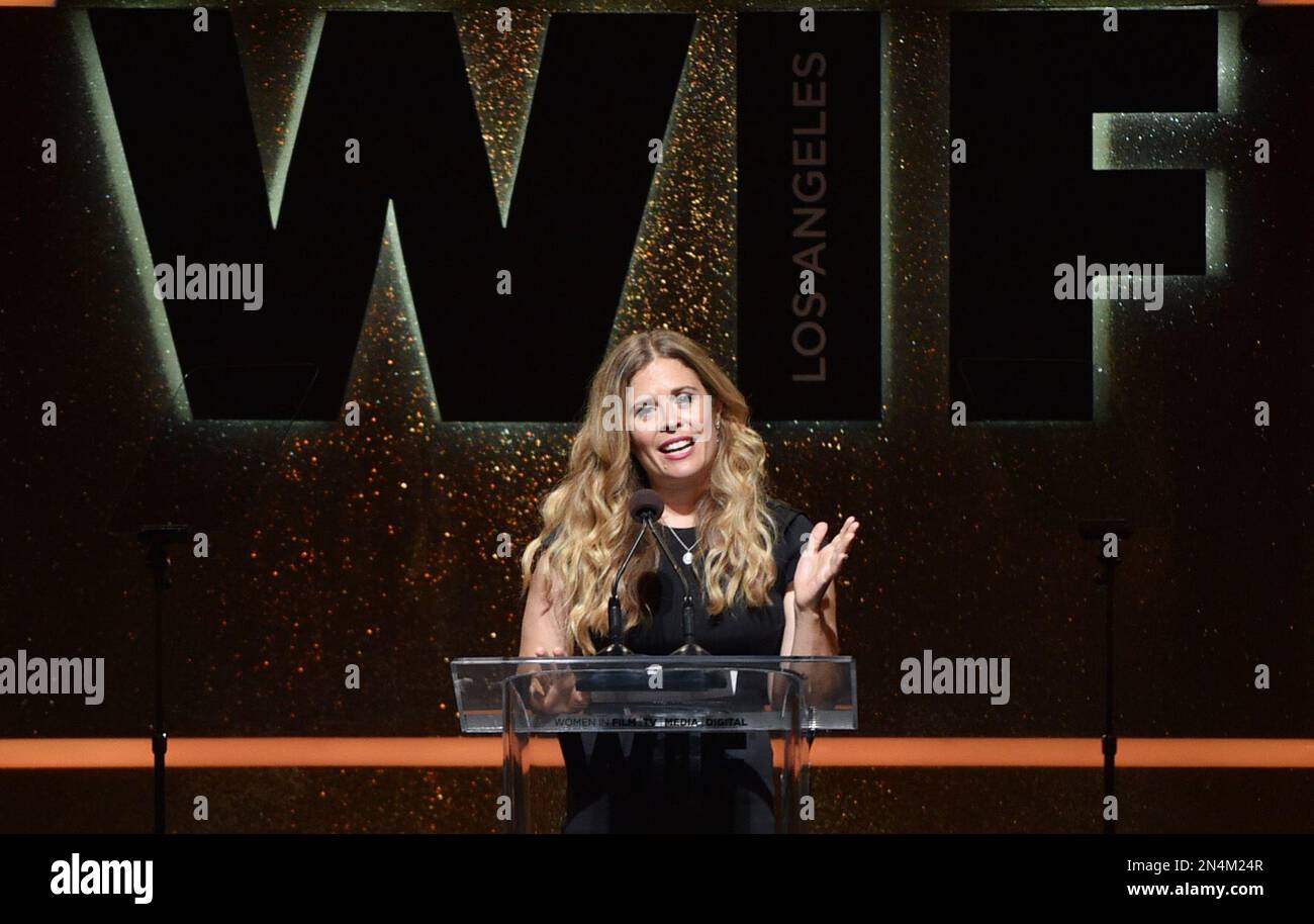 Jennifer Lee accepts the 2014 Dorothy Arzner directors award at the ...