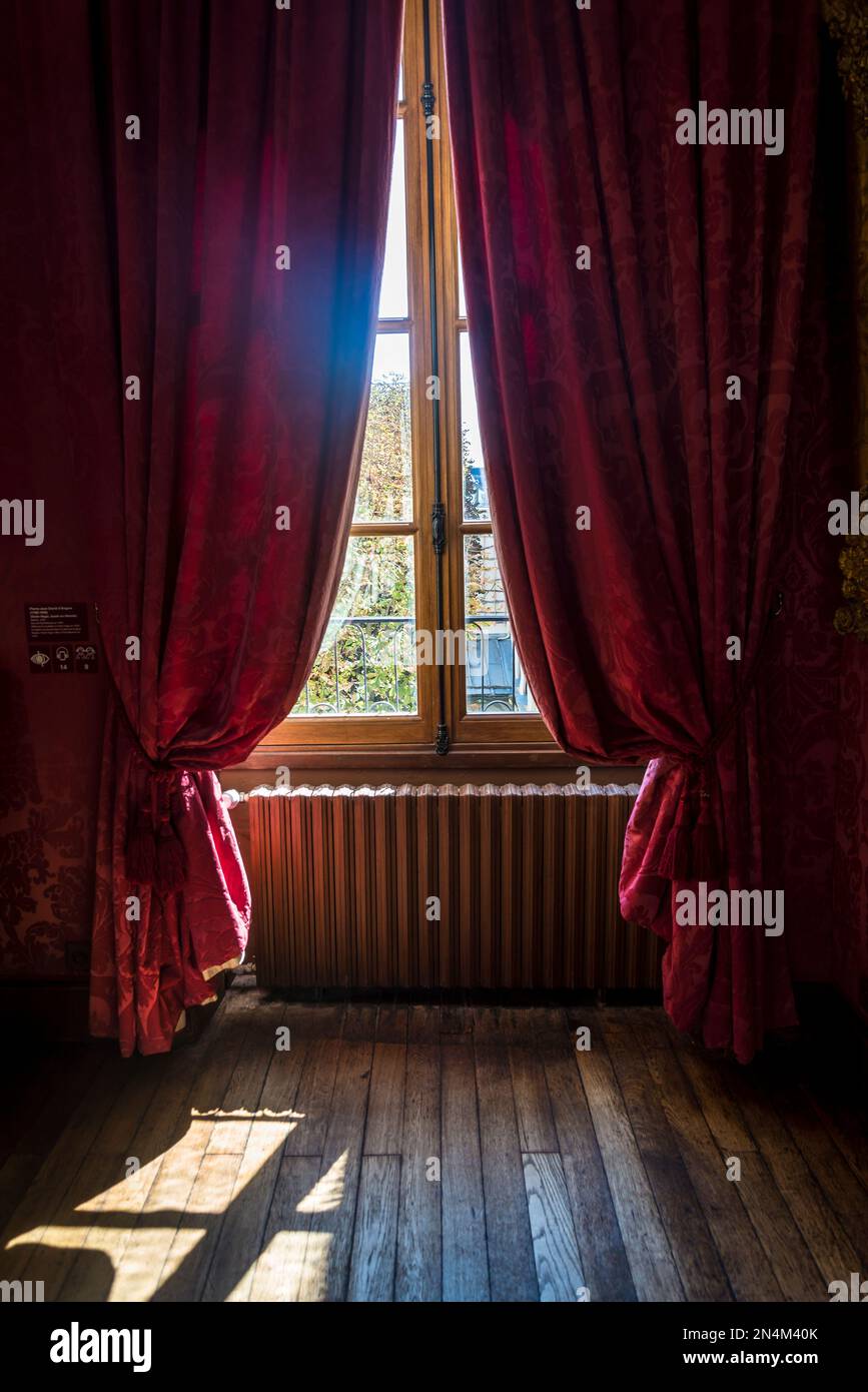 Heavy red curtains hi-res stock photography and images - Alamy