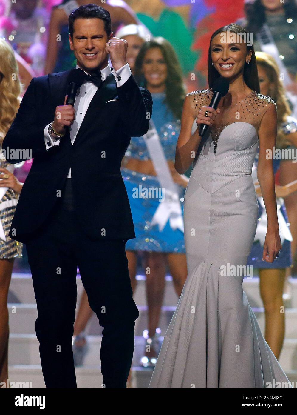 Hosts Thomas Roberts, left, and Giuliana Rancic welcome contestants to ...