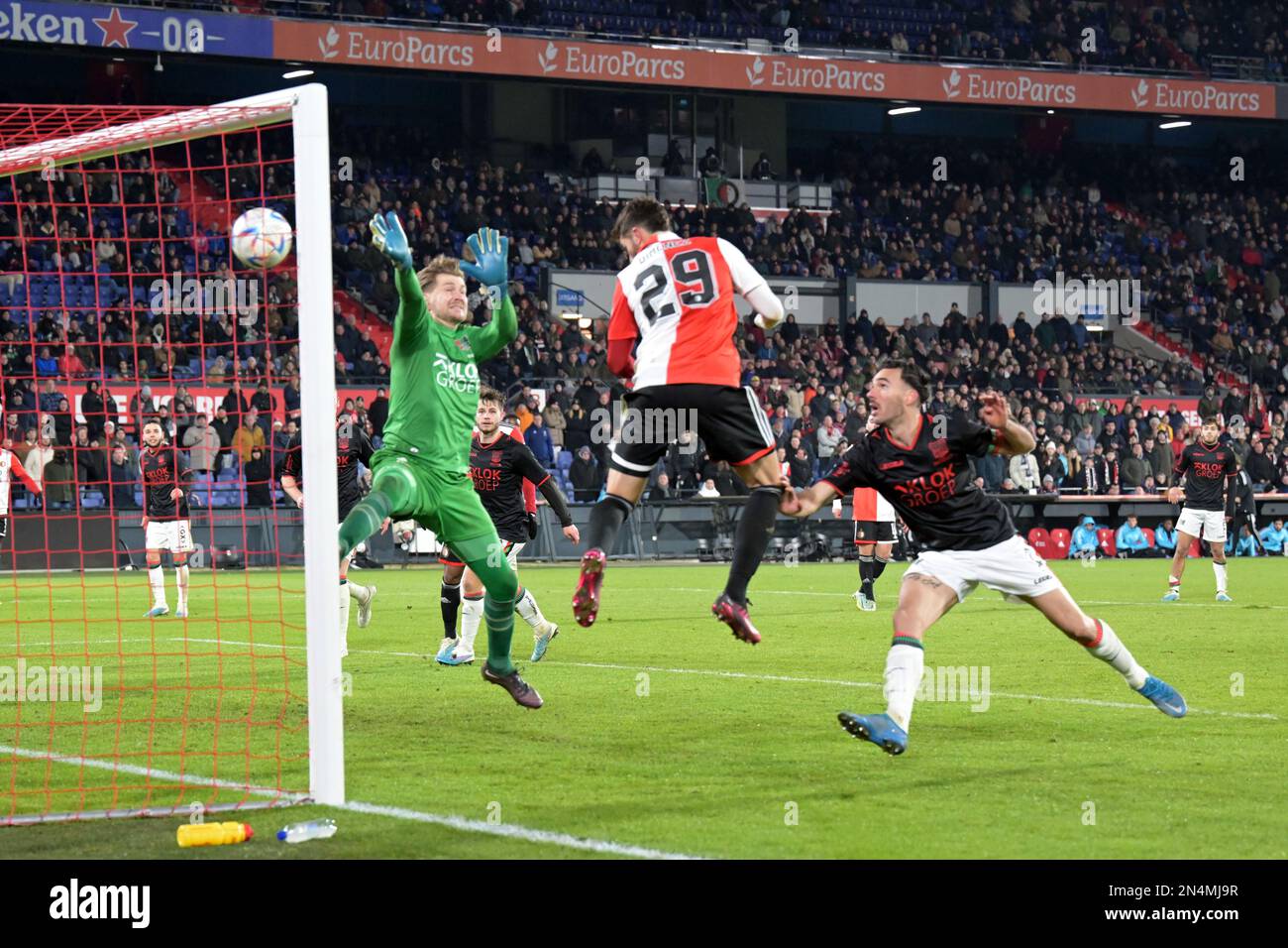 ROTTERDAM - Santiago Gimenez of Feyenoord scores the 3-3, (l-r) NEC Nijmegen goalkeeper Mattijs ...