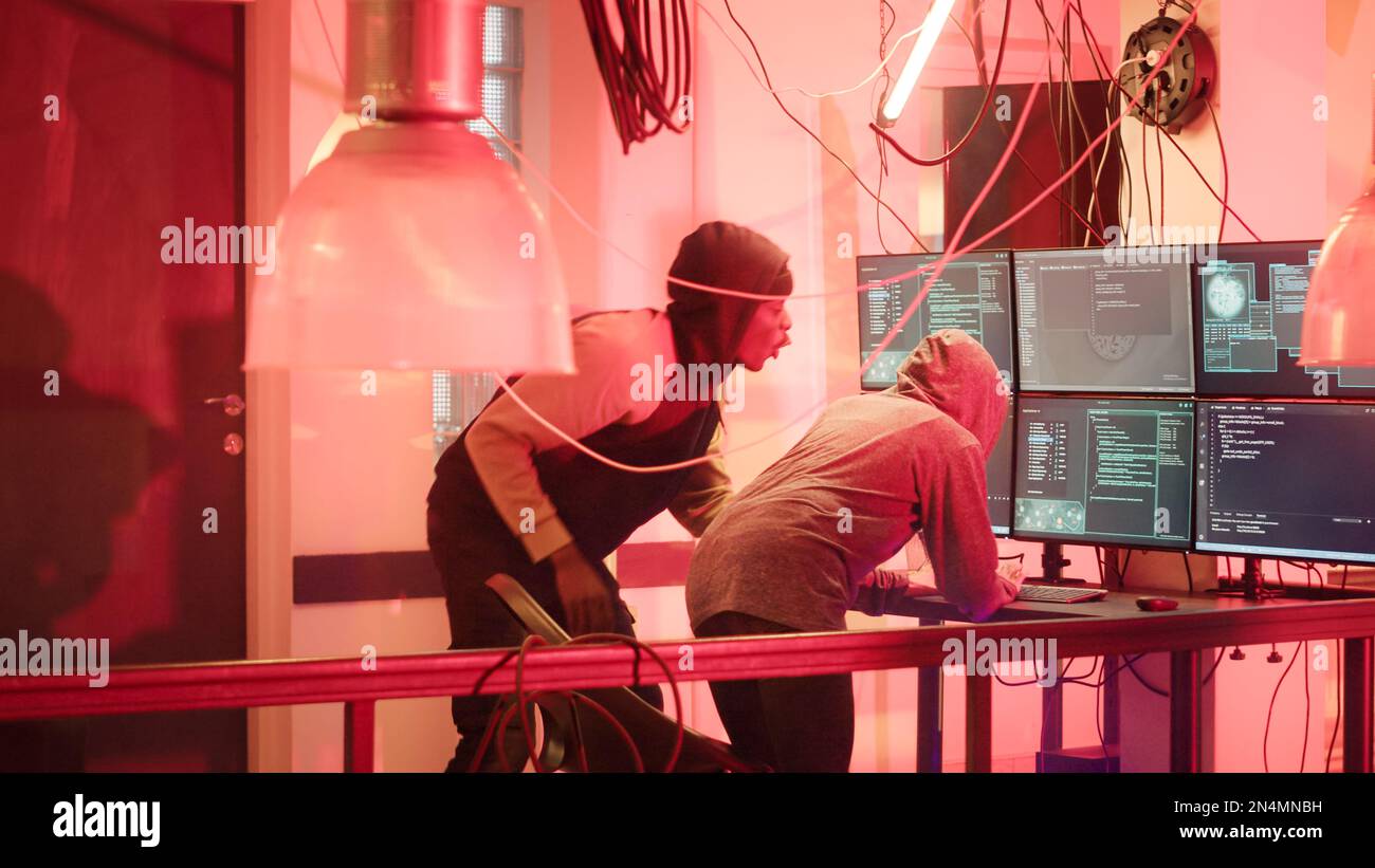 Dangerous spies running from police lights not risking to be caught ...