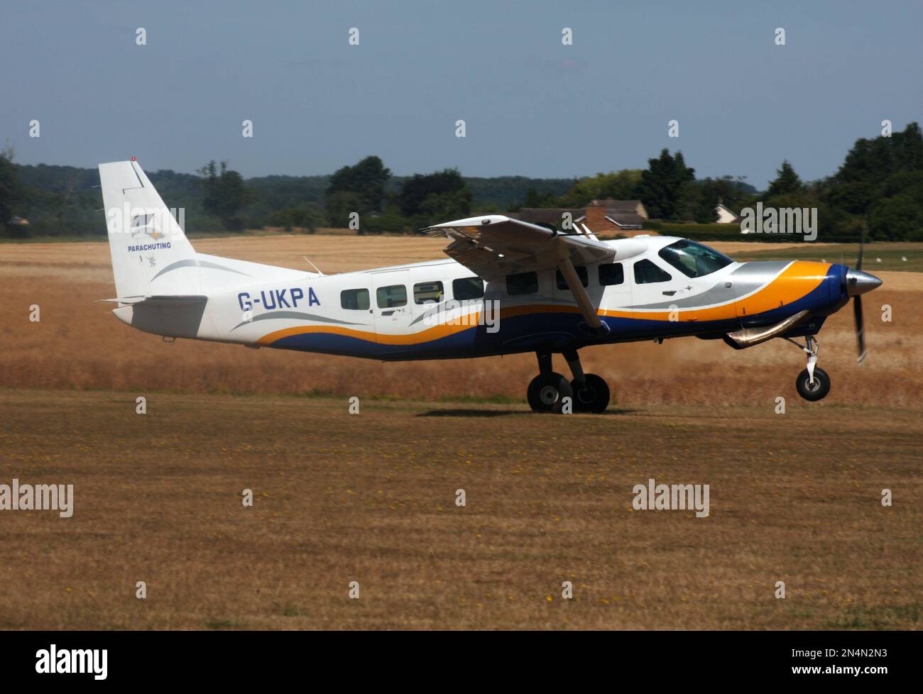 A Cessna 208B Grand Caravan of UK Parachute Services in action at ...