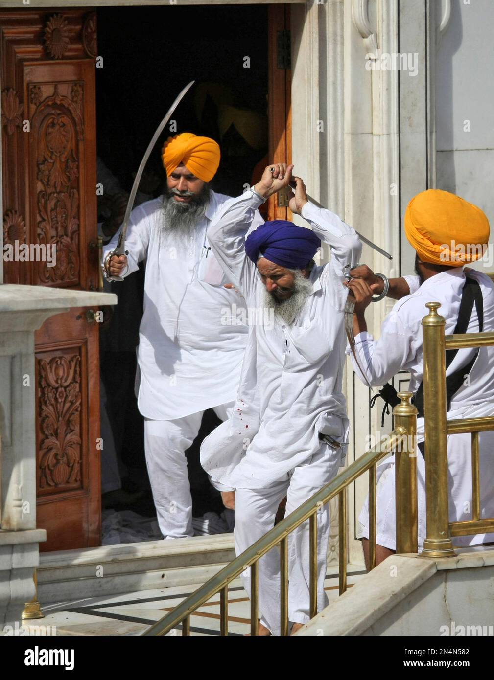 Members of a hardline Sikh group clash with guards of the Sikh’s ...