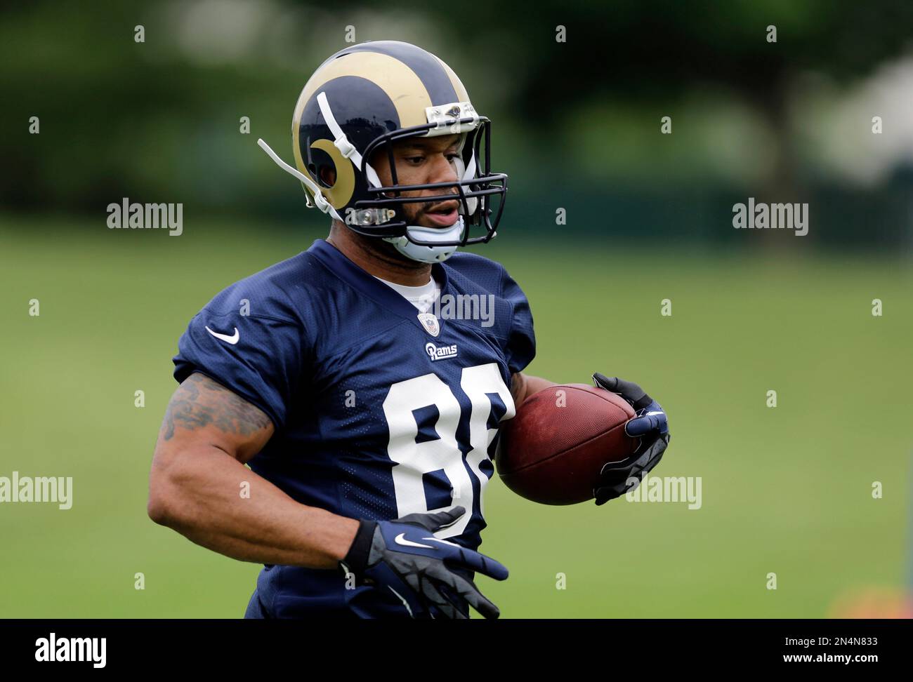 St. Louis Rams tight end Lance Kendricks runs with the ball during an ...