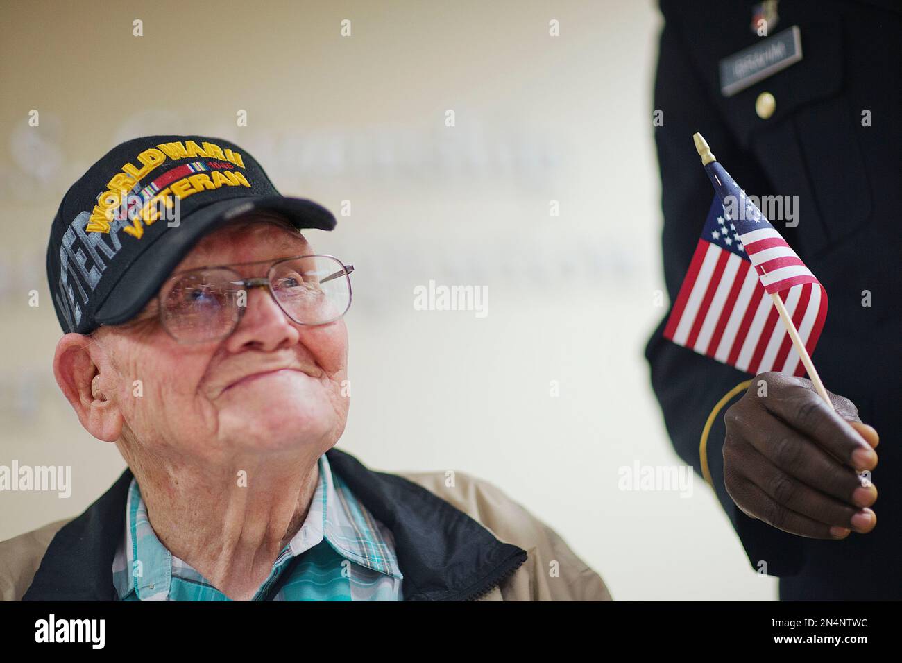 Ninety-four-year-old World War II veteran Sherwin Callander talks to ...