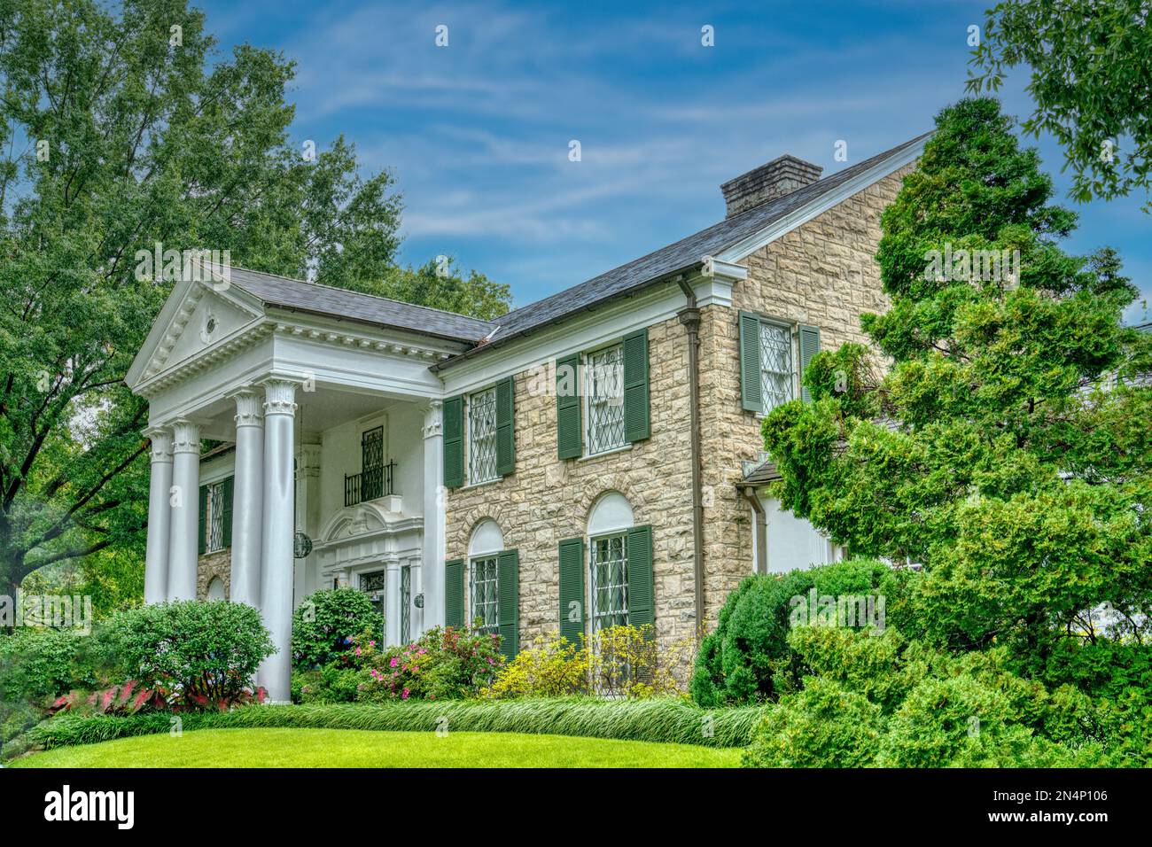 The outside of Graceland showing Elvis’ second floor bedroom, the home ...