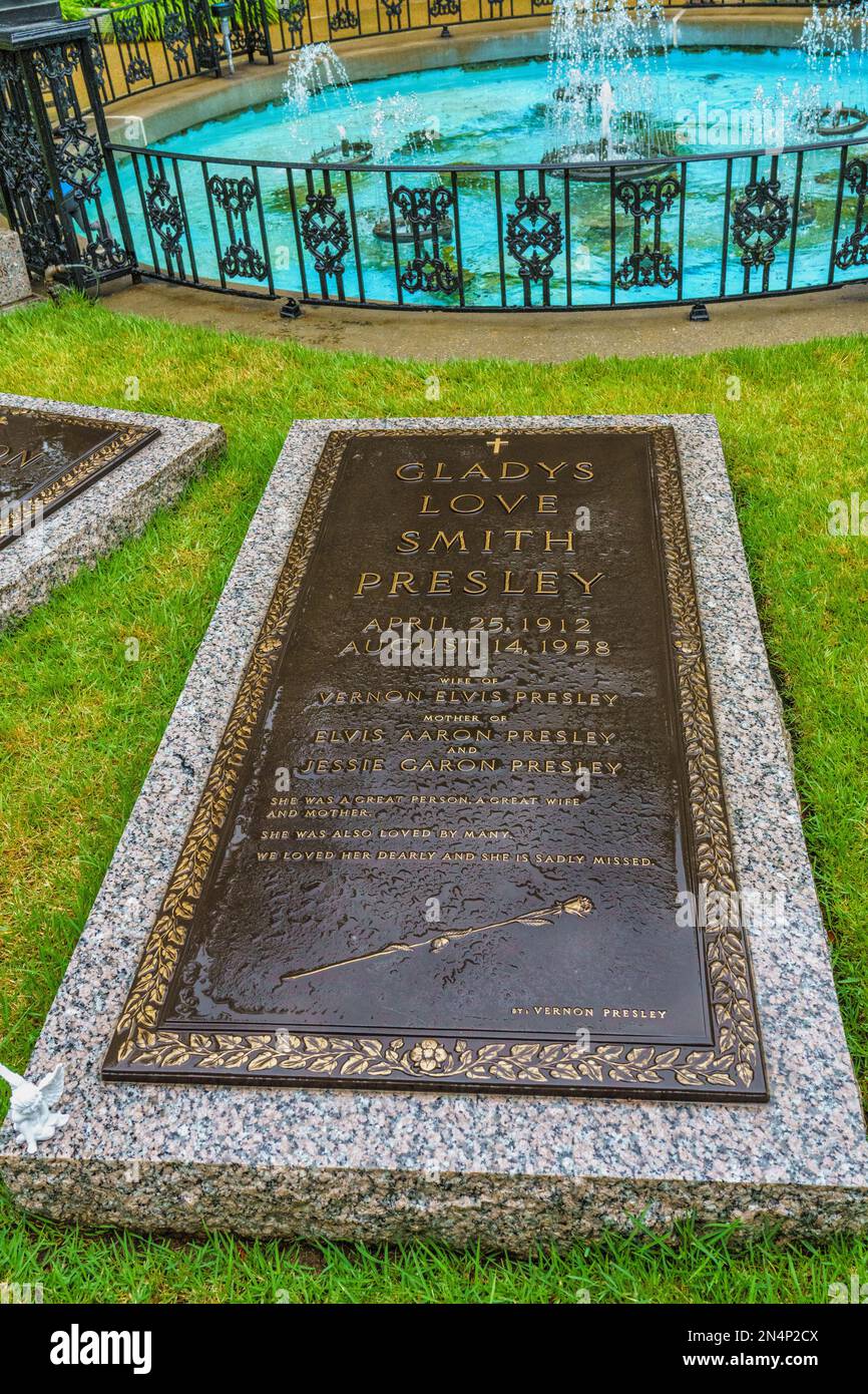 Elvis Presley’s Mother’s Grave in the Meditation Garden at Graceland ...
