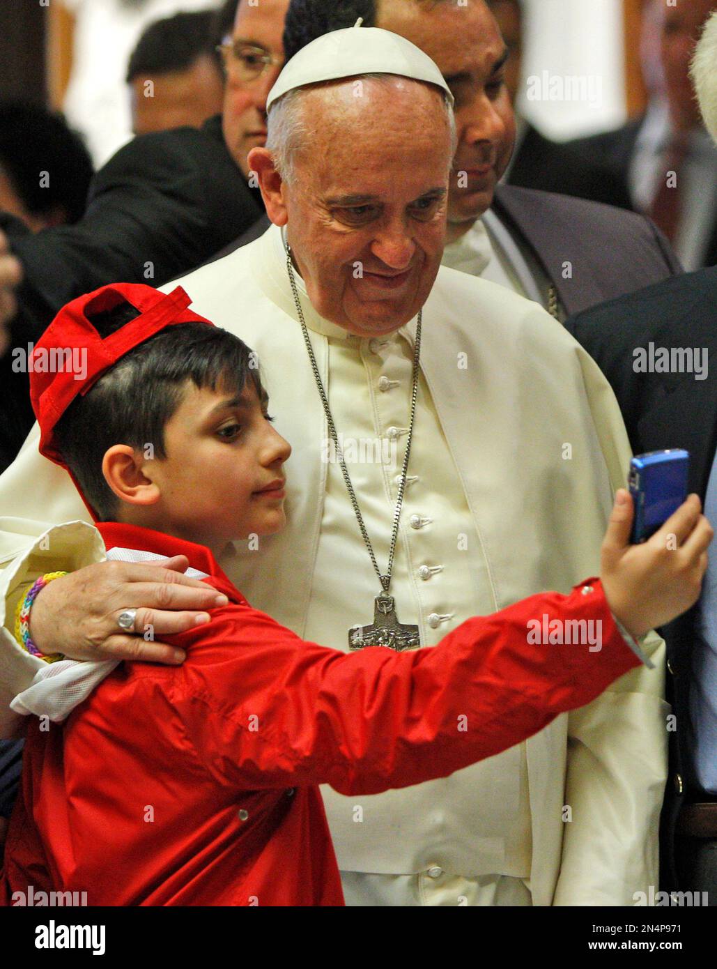 Pope Francis has his picture taken inside the Paul VI hall with a child ...