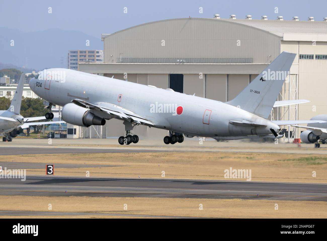 Aerial refueling tanker aircraft hi-res stock photography and images ...