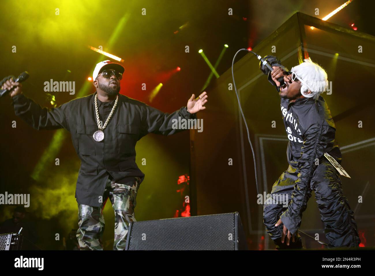Andre 3000 (R) and Big Boi of Outkast perform at The Sasquatch! Music ...