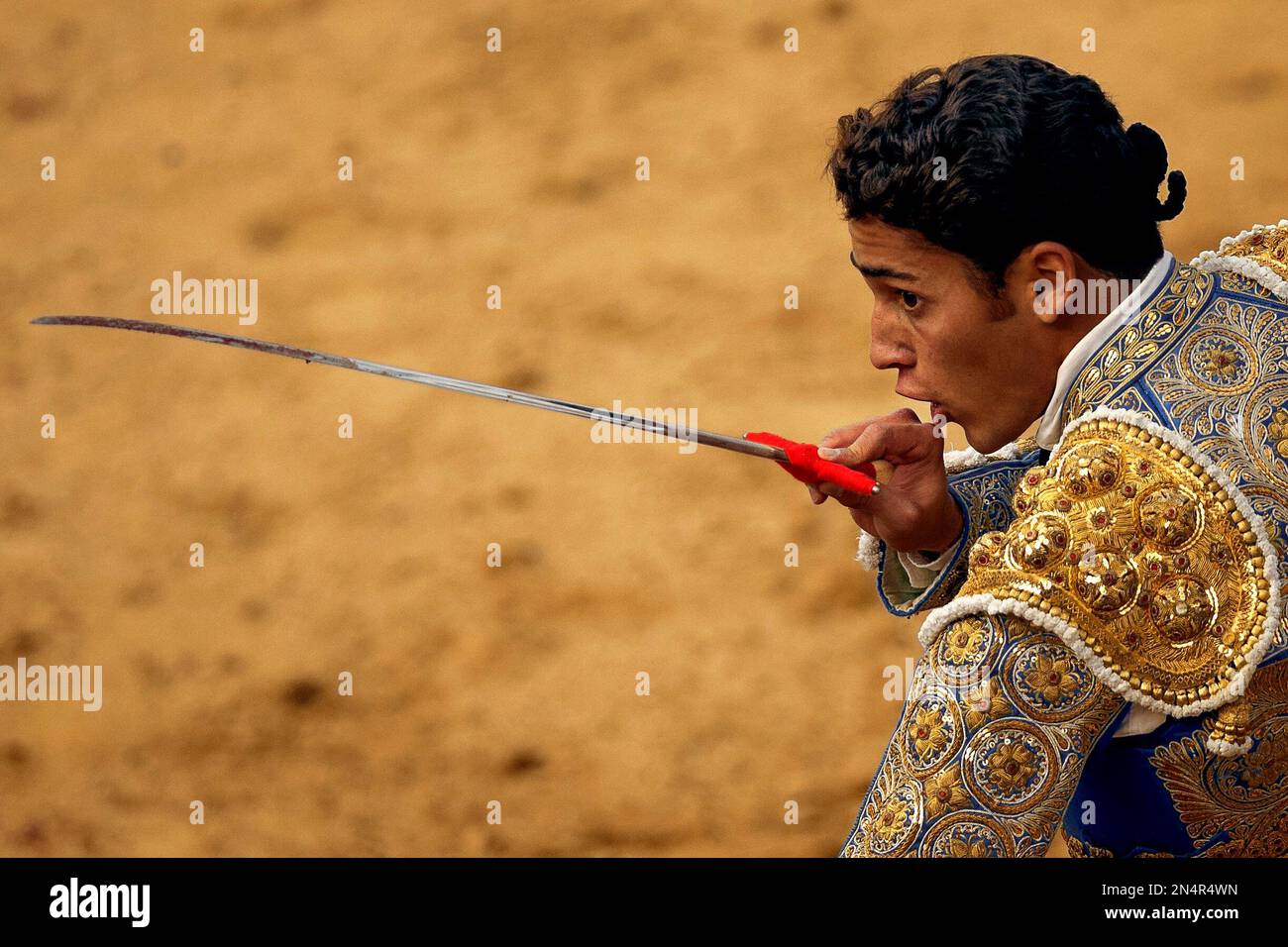 Spanish bullfighter Posada de Maravillas aims his sword before killing ...