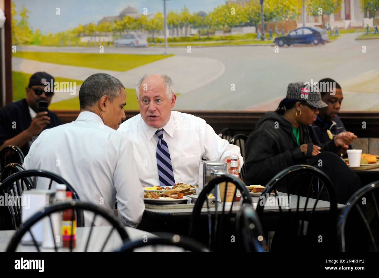 President Barack Obama and Illinois Gov. Pat Quinn have breakfast ...