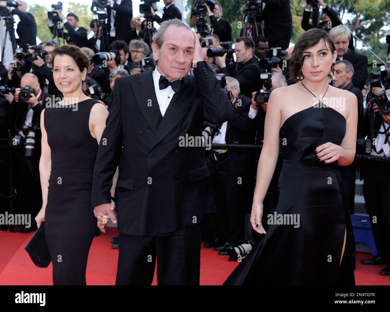 Dawn Laurel-Jones and Tommy Lee Jones arrive on the red carpet for the ...
