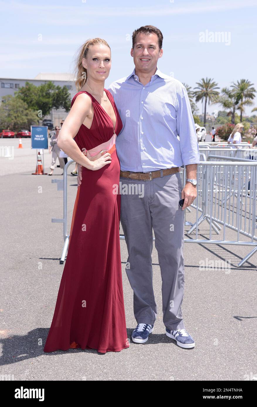 Actress Molly Sims, left, and husband Scott Stuber attend Super ...