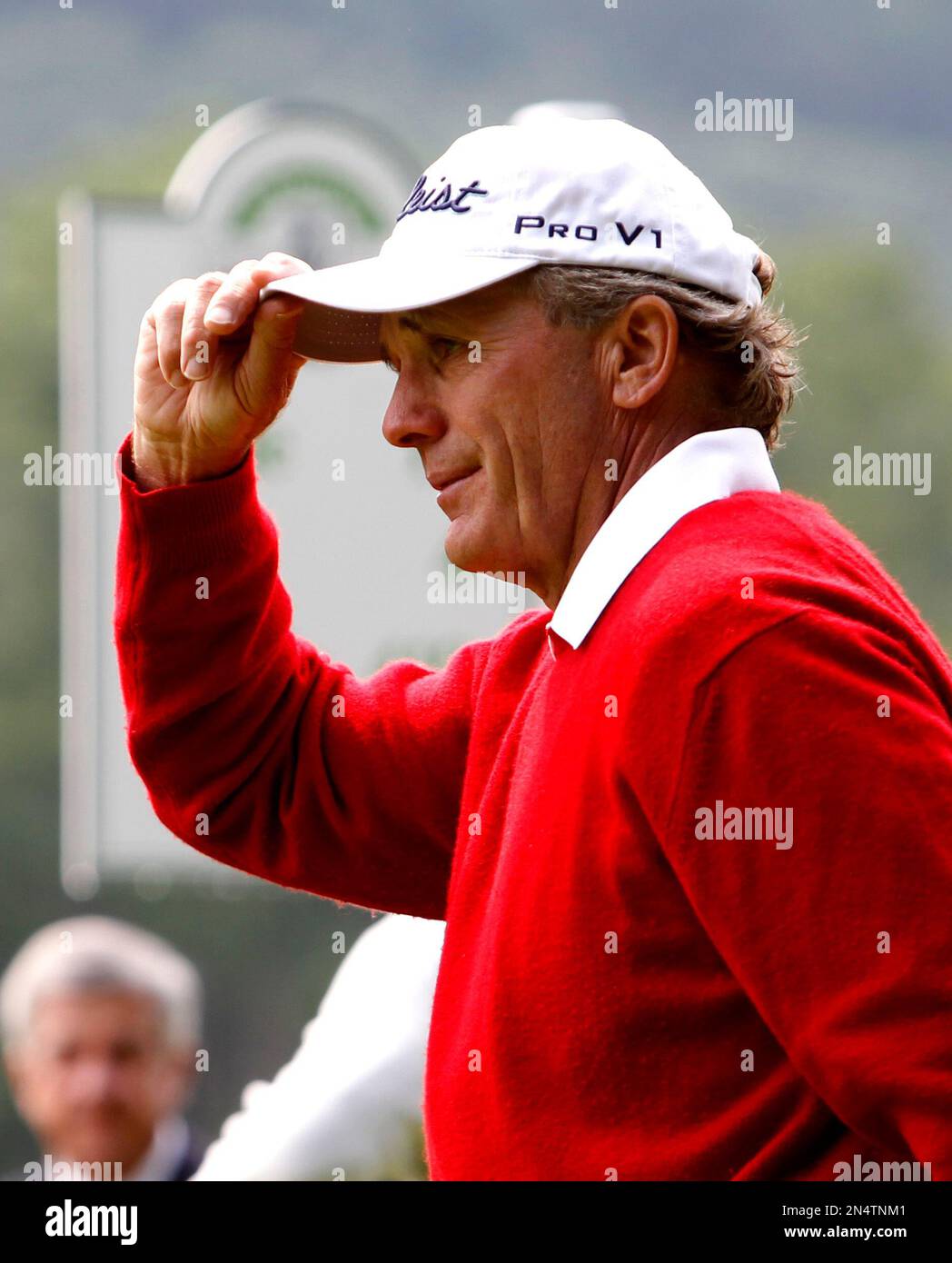 Jerry Pate tips his hat to the fans as he is introduced during the ...