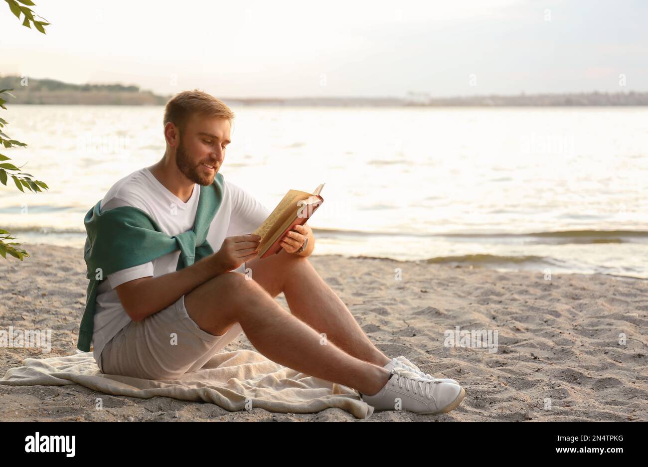 Book on the beach with sea hi-res stock photography and images - Alamy