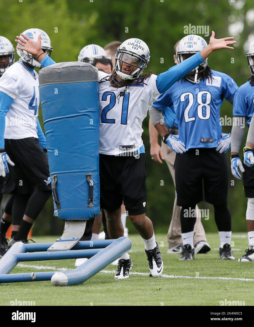 Detroit Lions teammates watch as cornerback Deven Drane hits a tackle ...