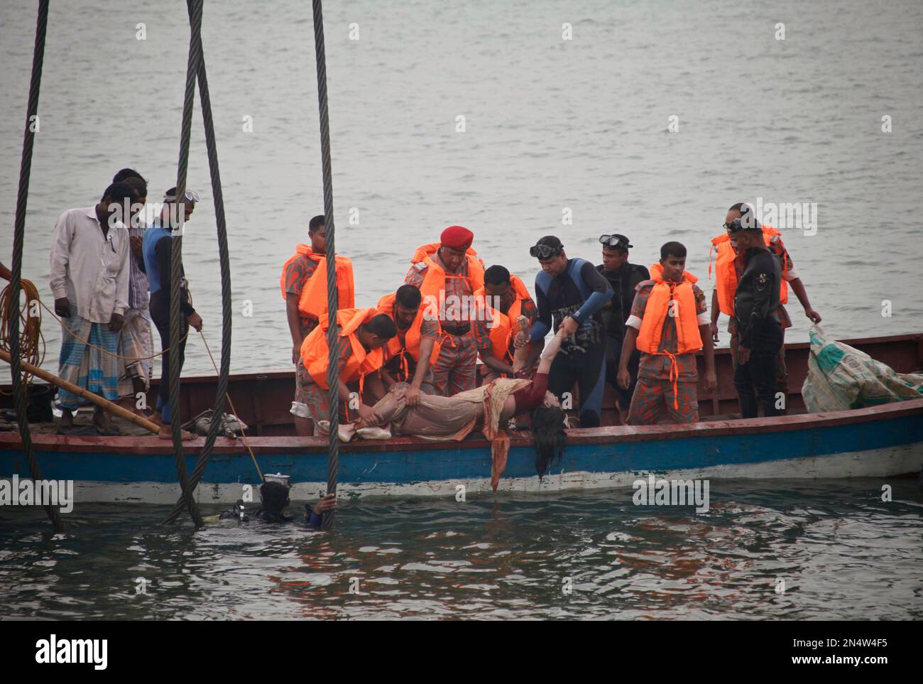 EDS NOTE GRAPHIC CONTENT - Rescue workers recover the body of a victim ...