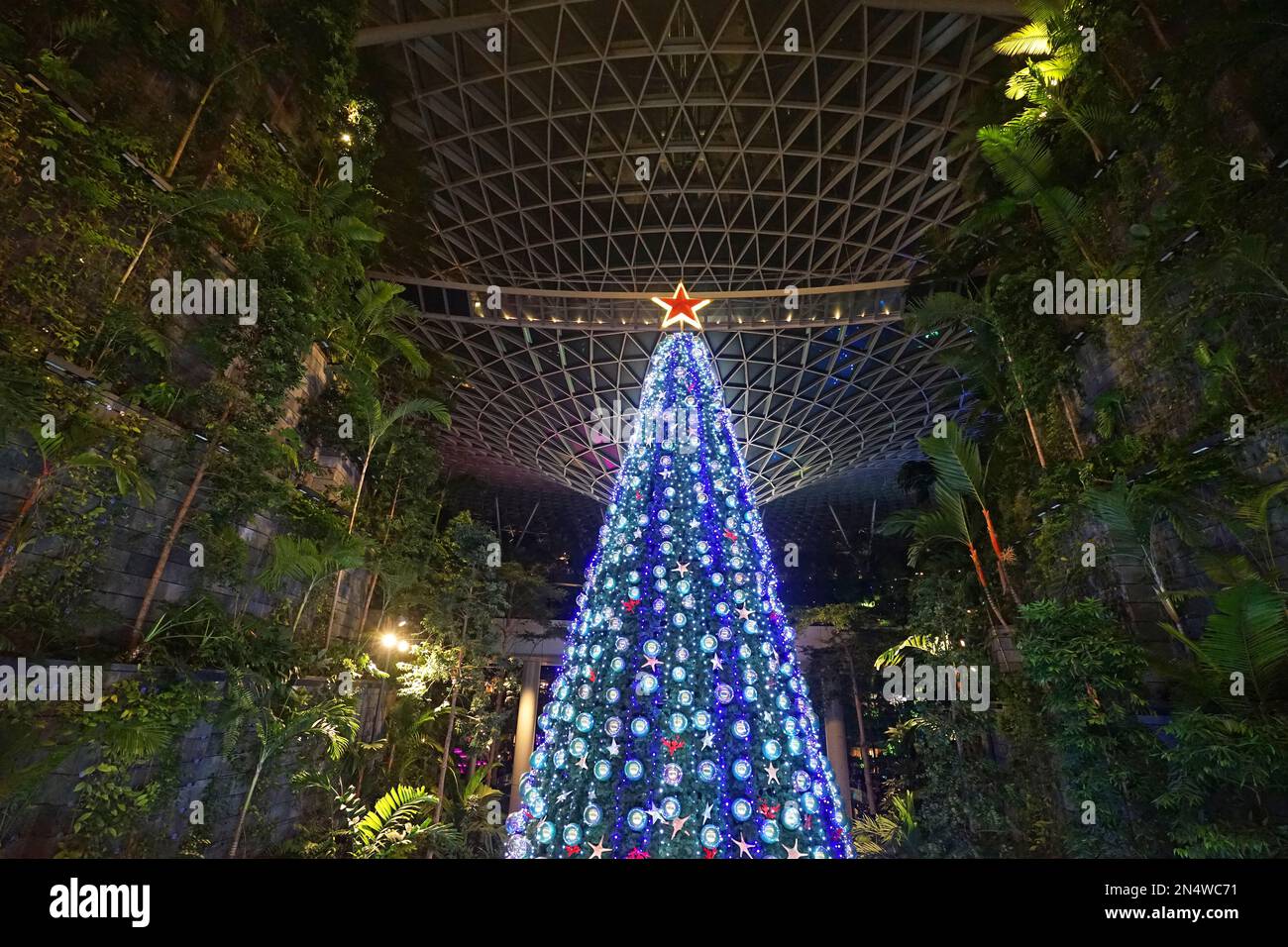 Jewel Waterfall at Changi Airport, Singapore Stock Photo - Alamy