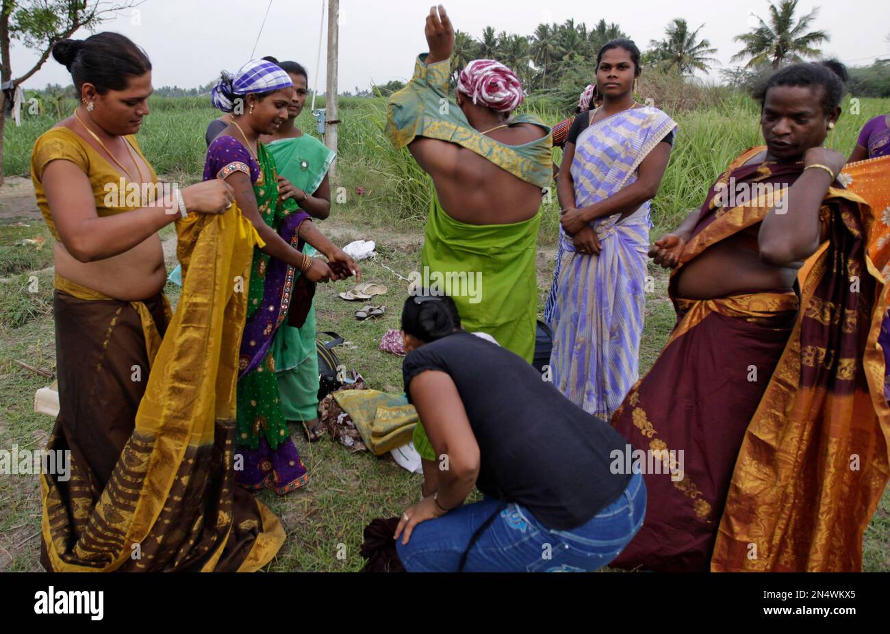 Indian eunuchs dress up during the annual eunuch festival in Koovagam ...