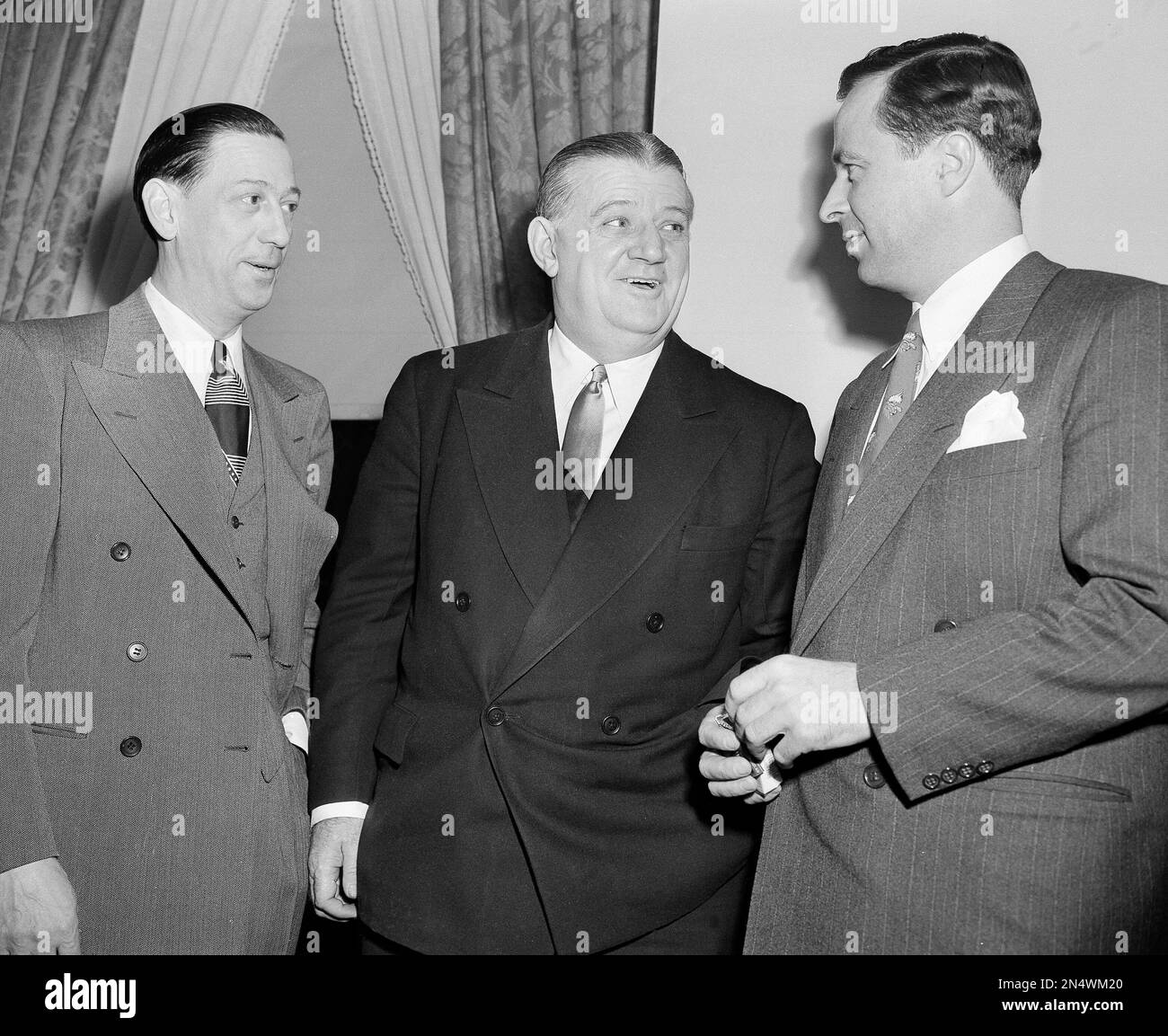 Ray Bennigsen, left, president of the Chicago Cardinals, Bert Bell ...