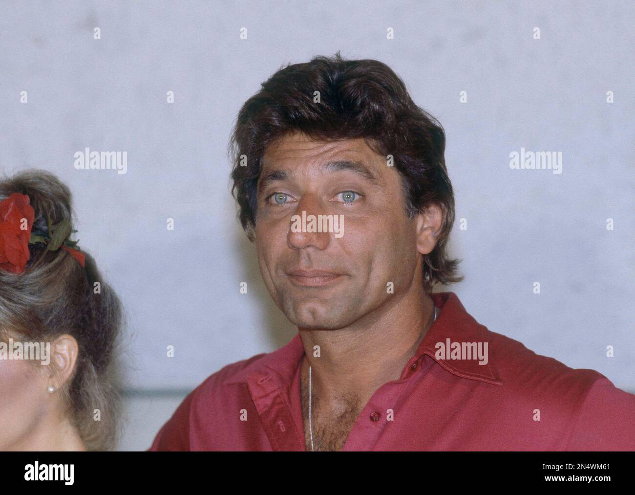 Former pro football star and now actor Joe Namath rehearses with ...