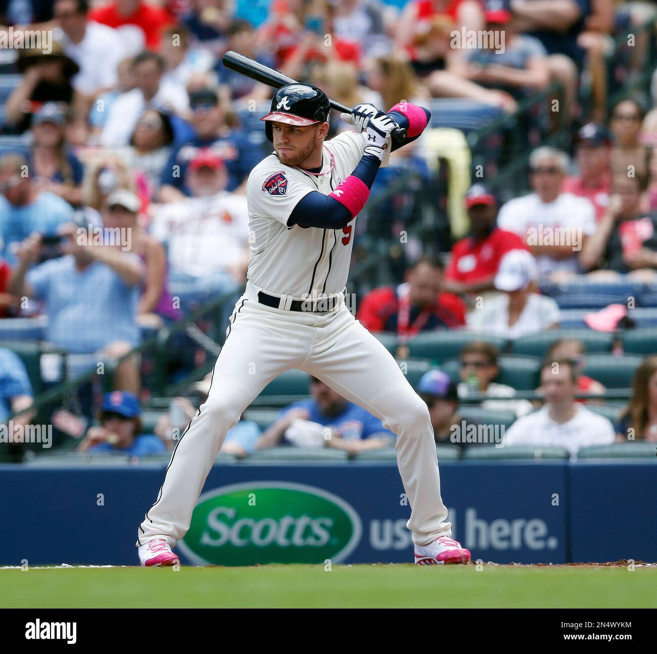 Atlanta Braves first baseman Freddie Freeman (5) bats in the first ...